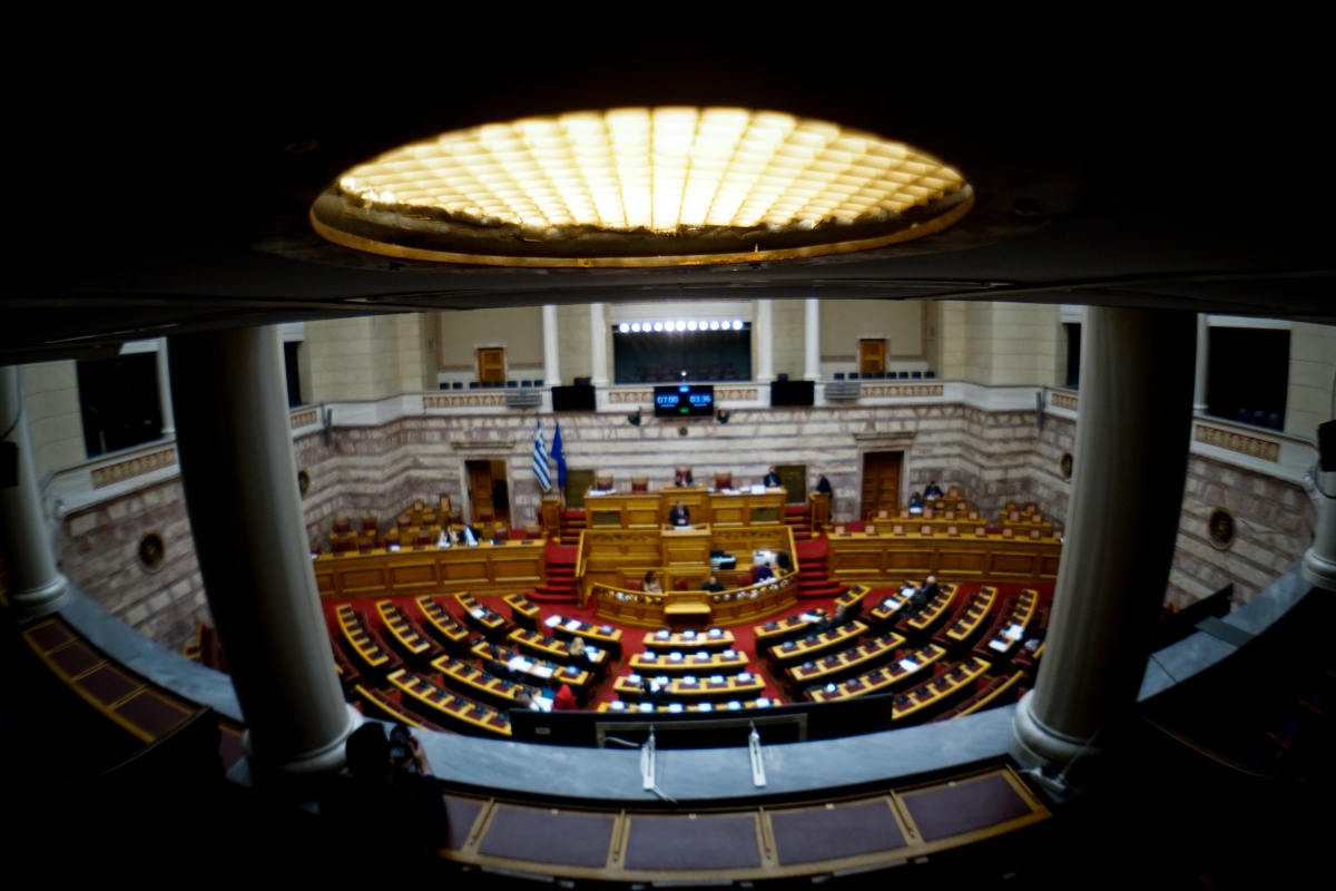 EL - Βαρουφάκης: Τα ΒΙΝΤΕΟ που τον βγάζουν από το εστιατόριο - Κύμα ...