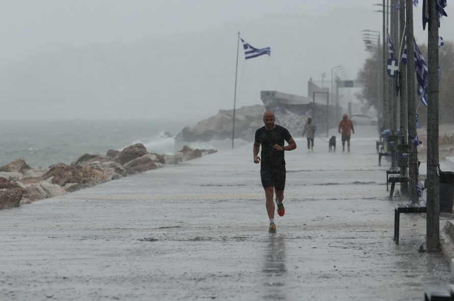EL - Κακοκαιρία Petar: Στην Κέρκυρα εγκλωβίστηκαν τουρίστες σε παραλία ...