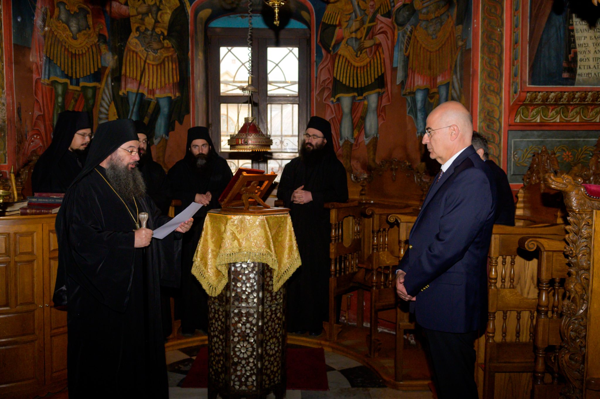 EL - Νίκος Δένδιας: ΛΙΠΟΘΥΜΗΣΕ κατά την διάρκεια της Θείας Λειτουργείας