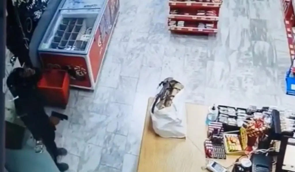 EL - Βίντεο ντοκουμέντο από ένοπλη ληστεία σε σούπερ μάρκετ στην Νίκαια ...