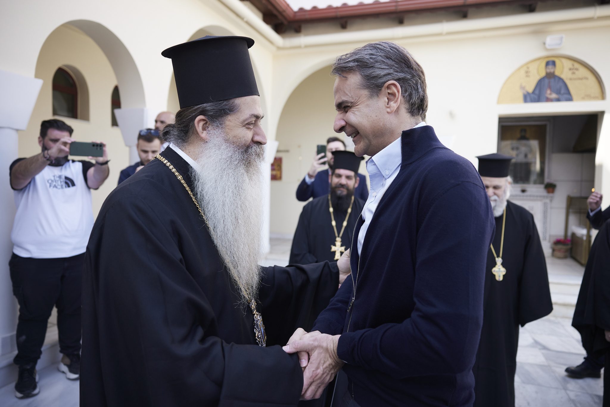 EL - Μητροπολίτης Φθιώτιδας σε Μητσοτάκη: «Μόνο εγώ έχω ασπρίσει» - ΒΙΝΤΕΟ