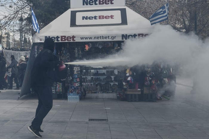 EL - Κουκουλοφόροι επιτέθηκαν και τραυμάτισαν τον αστυνομικό της Όλγας ...
