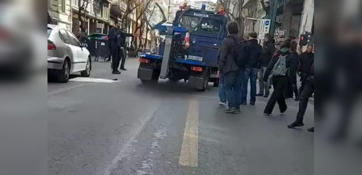 EL - ΑΔΙΑΝΟΗΤΟ ΒΙΝΤΕΟ: Γερανός της ΕΛΑΣ παραλίγο να πατήσει κόσμο στην ...