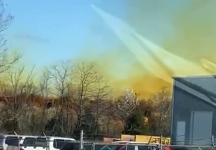 EL - Κίτρινοι ΤΟΞΙΚΟΙ καπνοί! Ακόμα ένα χημικό ατύχημα σε εργοστάσιο ...