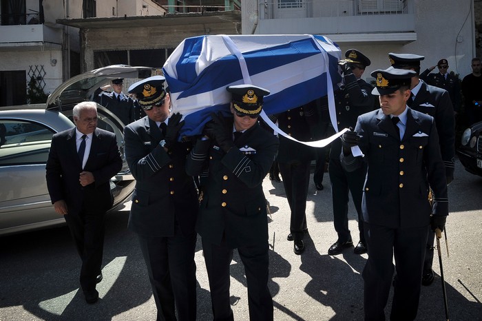 EL - Ο ΥΕΘΑ για τη συμπλήρωση 5 ετών από τον θάνατο του Σμηναγού Γ ...