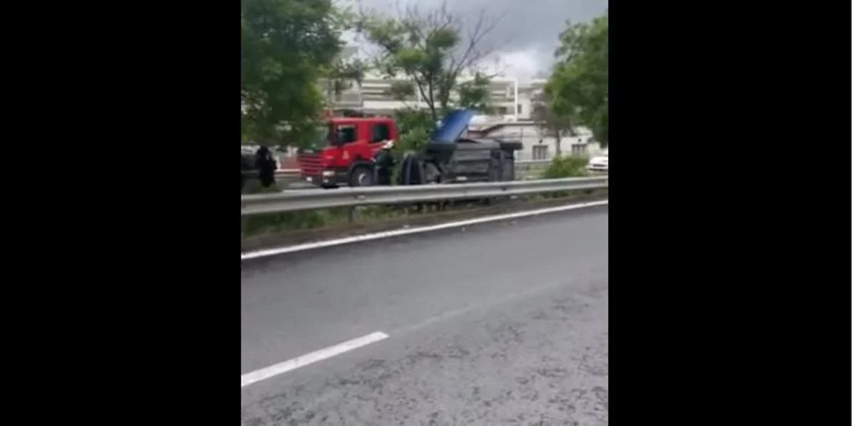 EL - Θεσσαλονίκη: Αυτοκίνητο «καρφώθηκε» σε δέντρο - ΒΙΝΤΕΟ ΣΟΚ