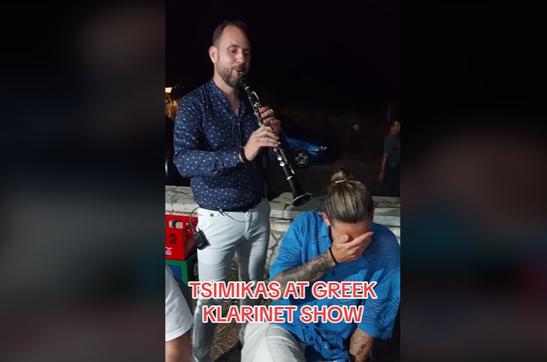 EL - Τσιμίκας: Διασκέδασε σε πανηγύρι με κλαρίνα – Επικό ΒΙΝΤΕΟ
