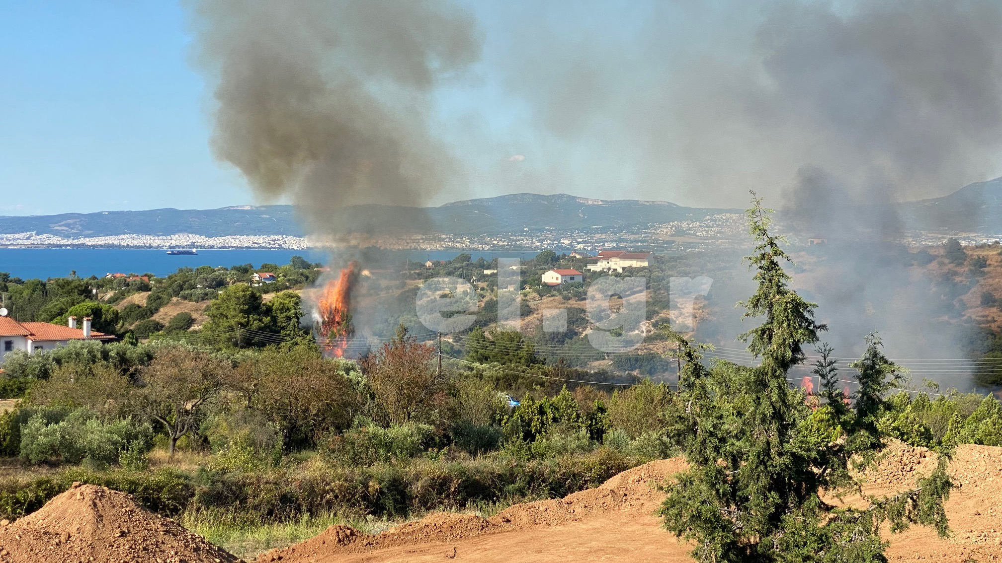 EL - Υπό έλεγχο η φωτιά στην Αγ. Τριάδα Θερμαϊκού. Επί τόπου ο Δήμαρχος ...