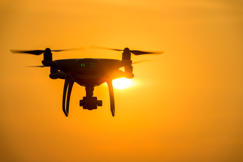 EL - Drone ρίχνει σε αυλή σπιτιού πίτσες...κατευθείαν από το φούρνο(vid)
