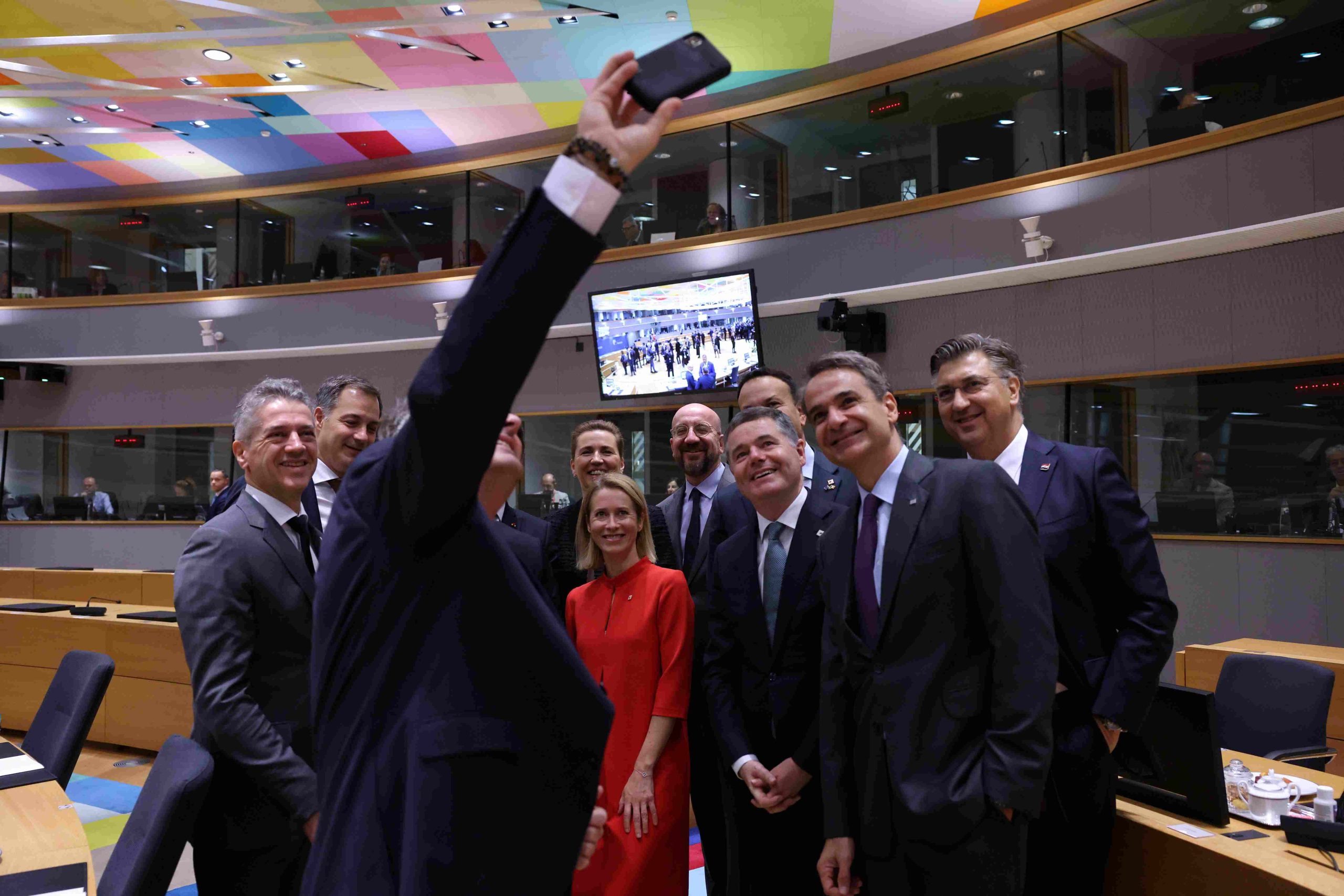 EL - Ξαβιέ Μπετέλ: Η αποχαιρετιστήρια selfie στη Σύνοδο Κορυφής με ...