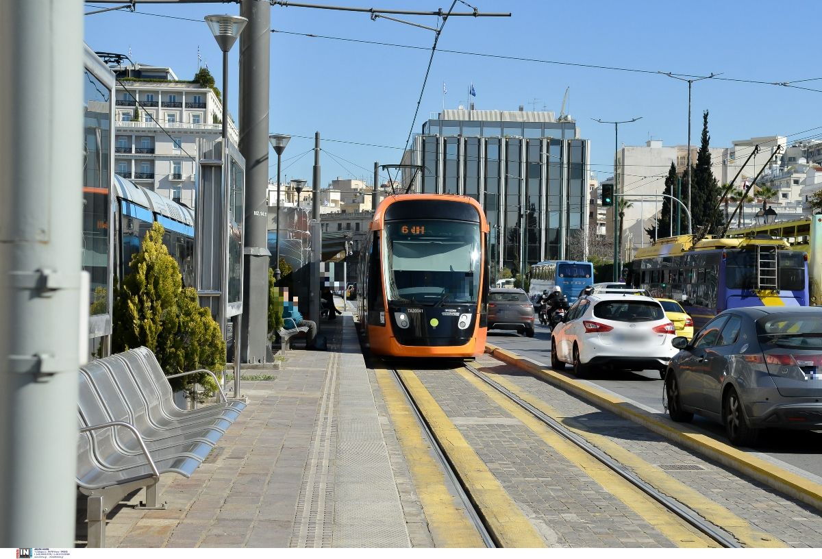 EL - Τραμ παρέσυρε πεζό στην Αθήνα! Δείτε το σημείο (video)