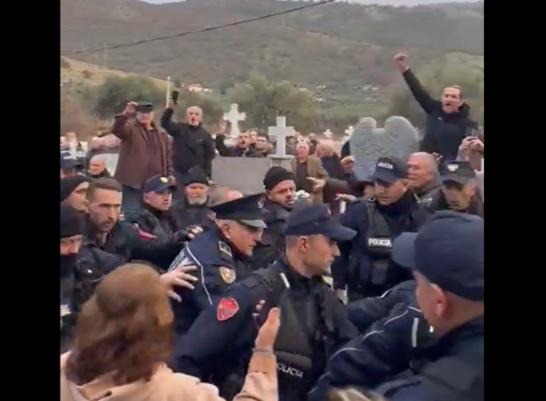 EL - «Γ@@@ τα σπίτια σας»! Οι Έλληνες γιούχαραν την αλβανική αστυνομία ...