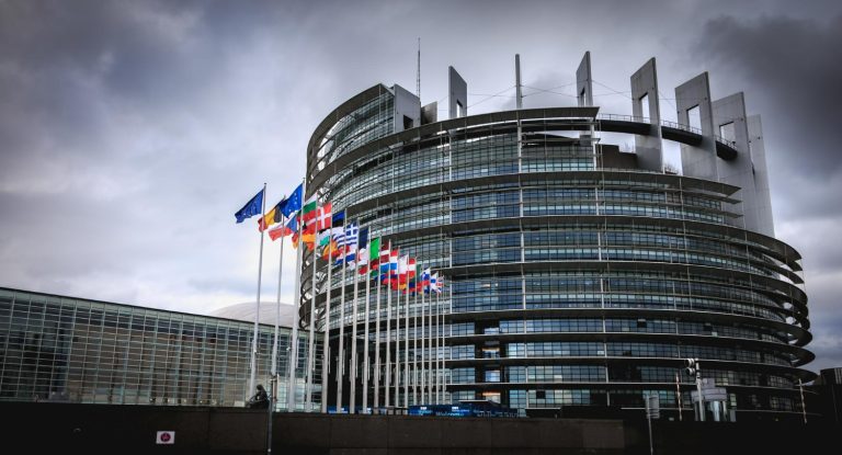 EL - Οδηγίες ΕΠΙΒΙΩΣΗΣ στη Γερμανία: «Μαζέψτε νερό, κονσέρβες και κεριά ...