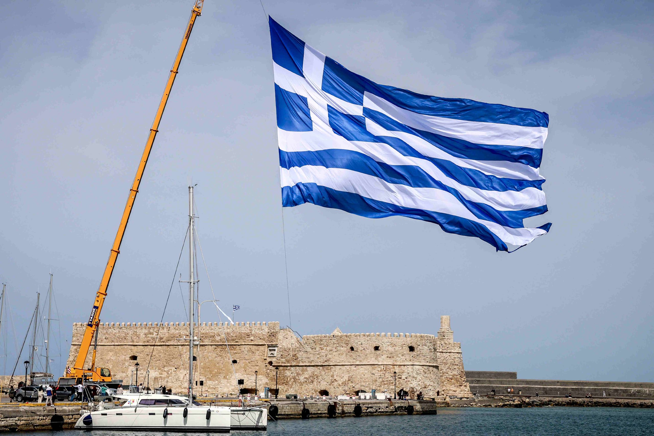 EL - Ηράκλειο: Στον ουρανό της πόλης γιγαντιαία ελληνική σημαία 1,5 στρέμμα