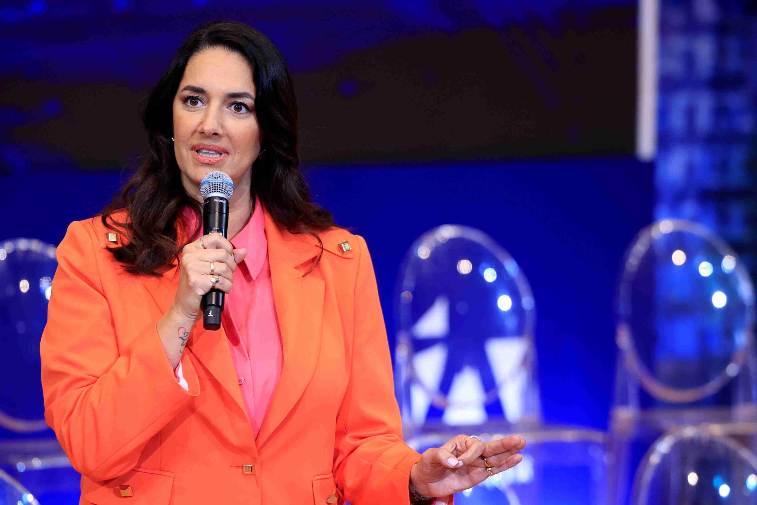 EL - Δούνια: Ανακοίνωσε την υποψηφιότητά της με τη συγκινητική ιστορία ...