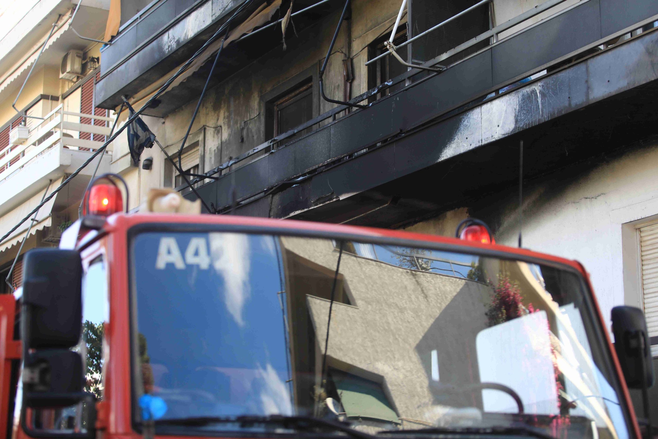 EL - Πυρκαγιά σε διαμέρισμα στα Εξάρχεια - Δύο άτομα στο νοσοκομείο