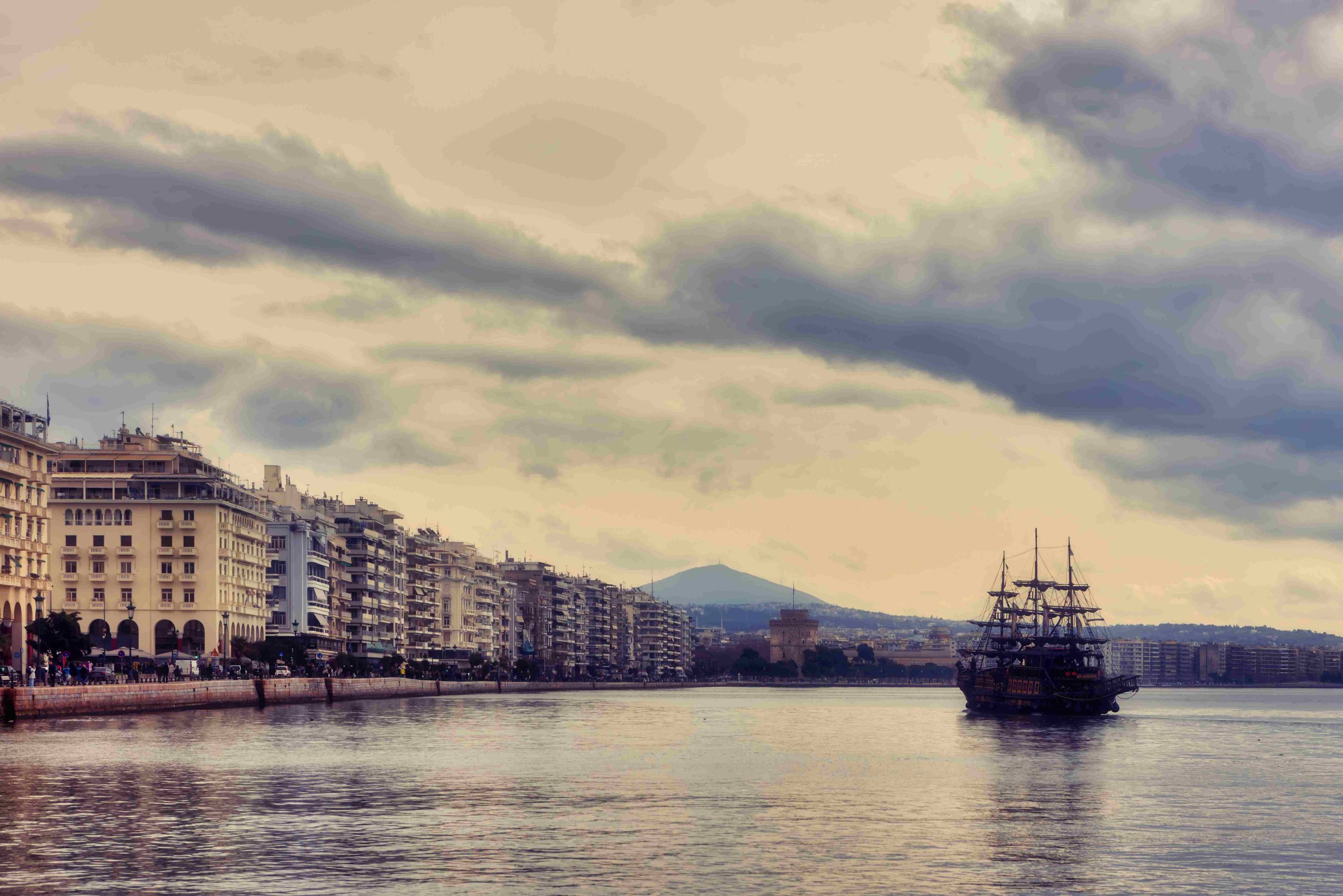 EL - Θεσσαλονίκη: Κατασκευάστηκε πεζοδρόμιο για την καλύτερη μετακίνηση ...