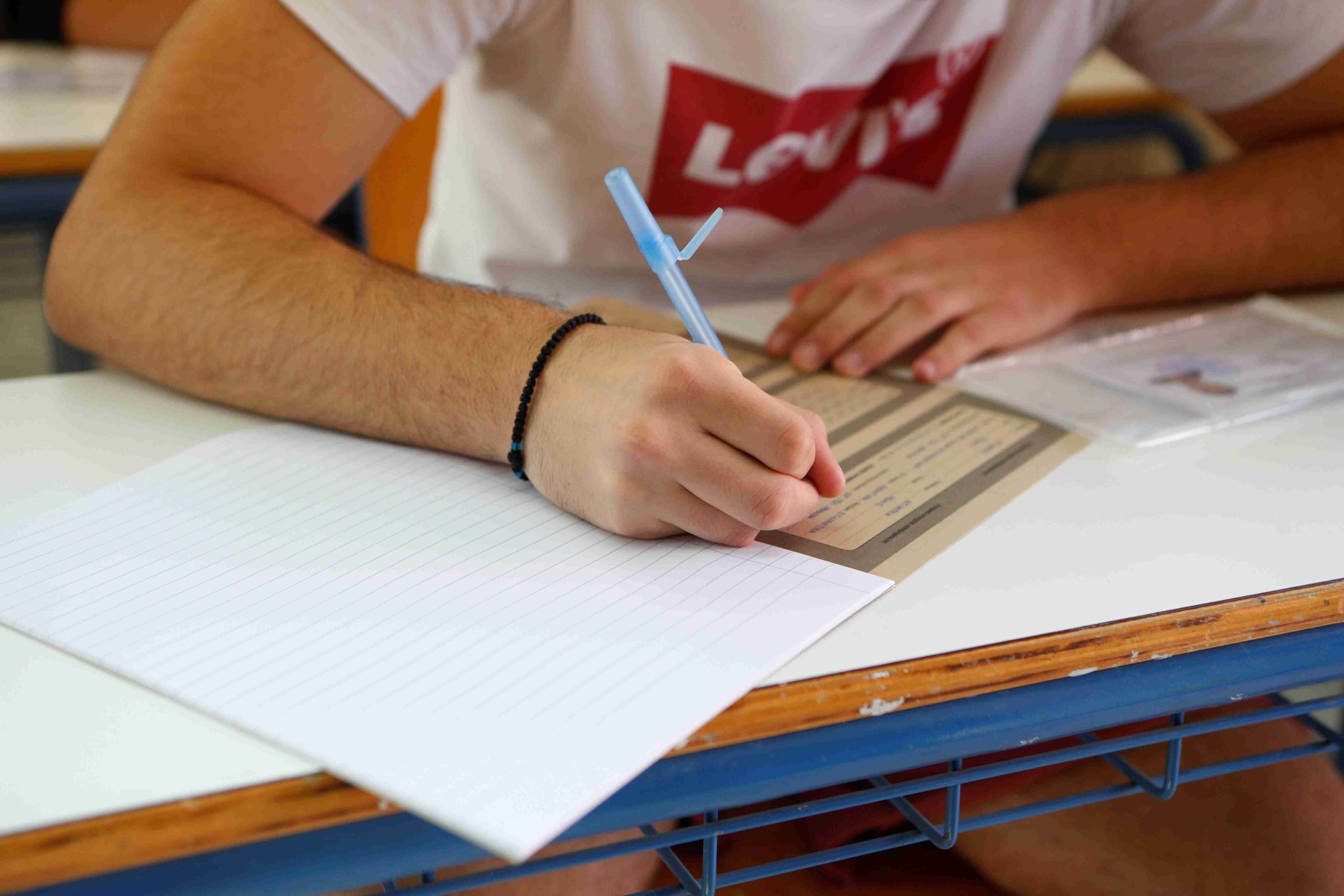 EL - Πανελλαδικές 2024: Πανωλεθρία σε Φυσική, Ιστορία, Μαθηματικά - Το ...