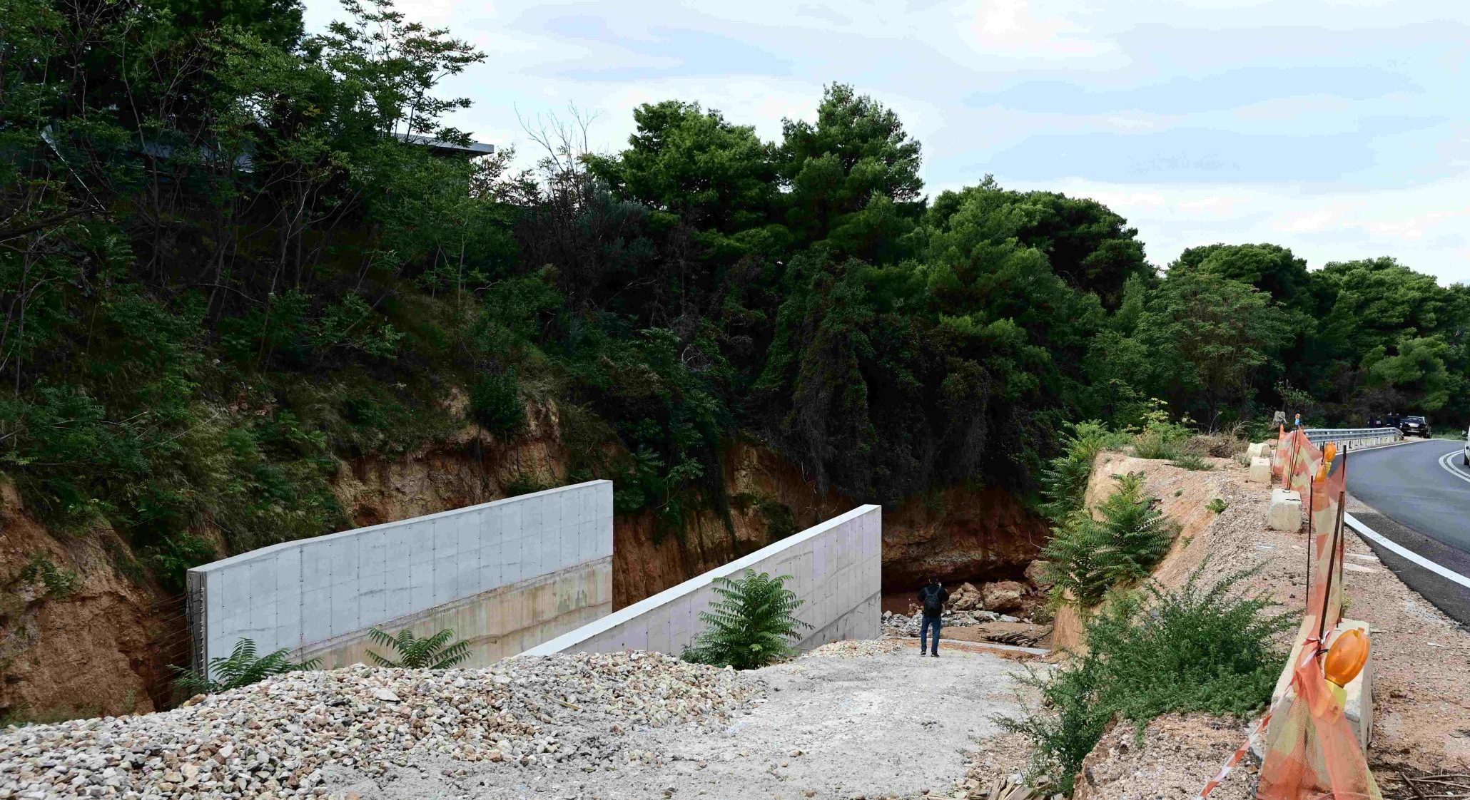EL - Σοκάρουν οι εικόνες από τα υπόγεια τμήματα του Κηφισού - Σκουπίδια ...