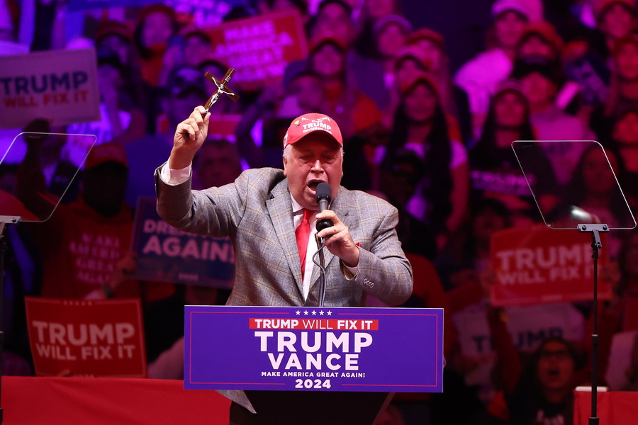 EL - Αποθέωση στην Νέα Υόρκη για τον Τραμπ! Ομιλητής έδειξε τον ...