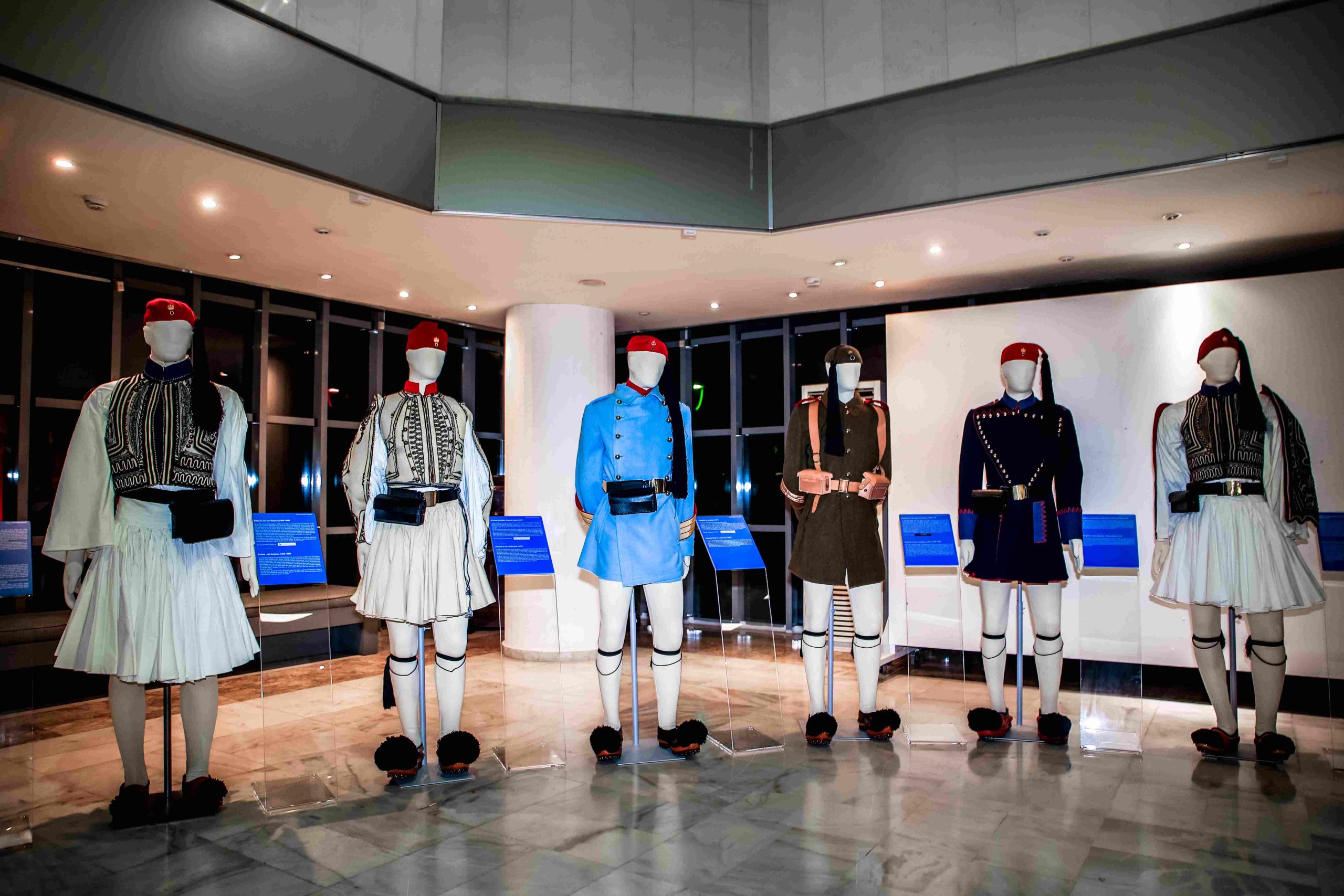 EL - Λάρισα: Εγκαινιάστηκε έκθεση με τίτλο: «Στολές Ευζώνων από το 1821 ...