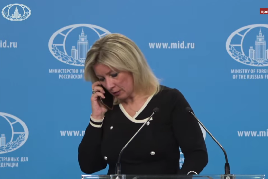 EL - Θέατρο σε ζωντανή μετάδοση;; Το μυστήριο τηλεφώνημα που διέκοψε τη ...