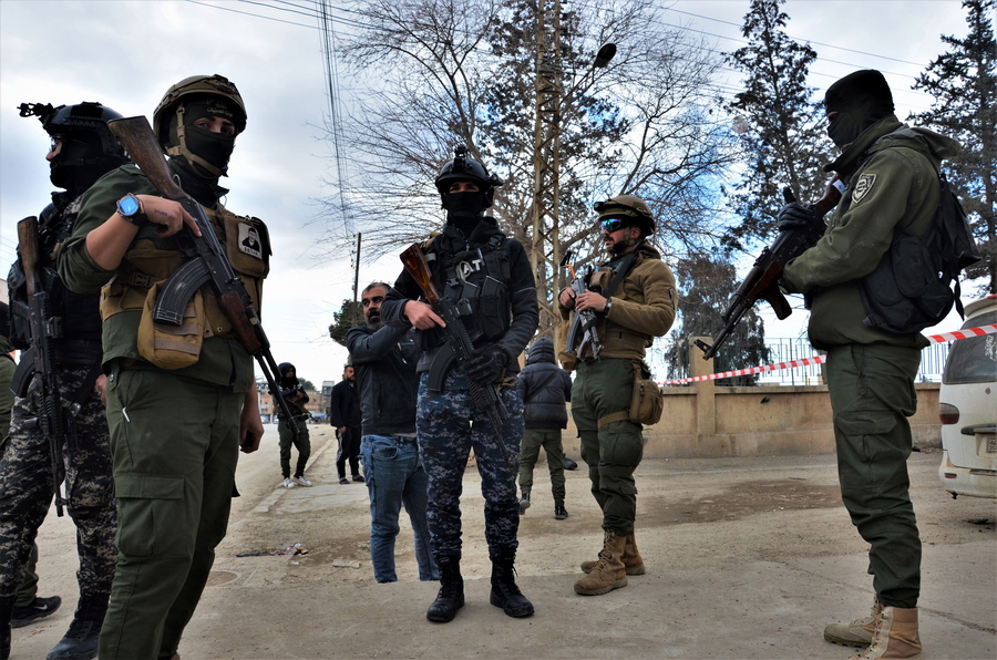 EL - Σημαίες και λάβαρα ISIS στους δρόμους της Συρίας: Τα ΒΙΝΤΕΟ που ...