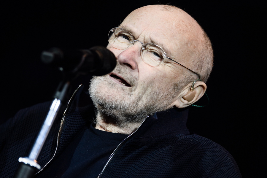 EL - Ο Phil Collins επισκέπτεται ξανά τα εμβληματικά ντραμς του για ...