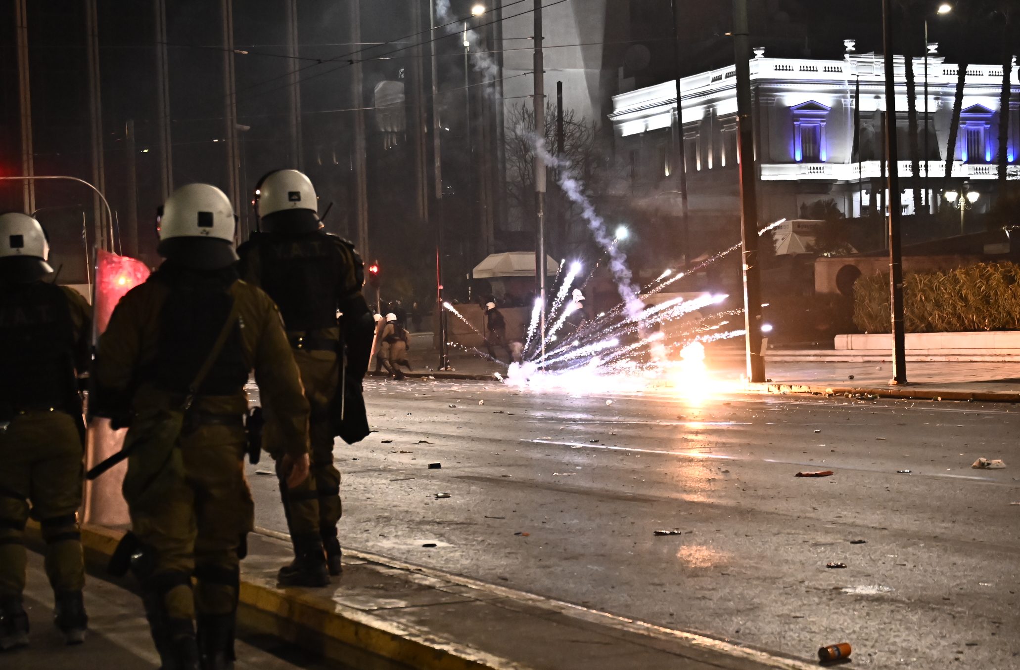 EL - Ένταση στο κέντρο της Αθήνας - Πέταξαν μπογιές στο άγαλμα του ...
