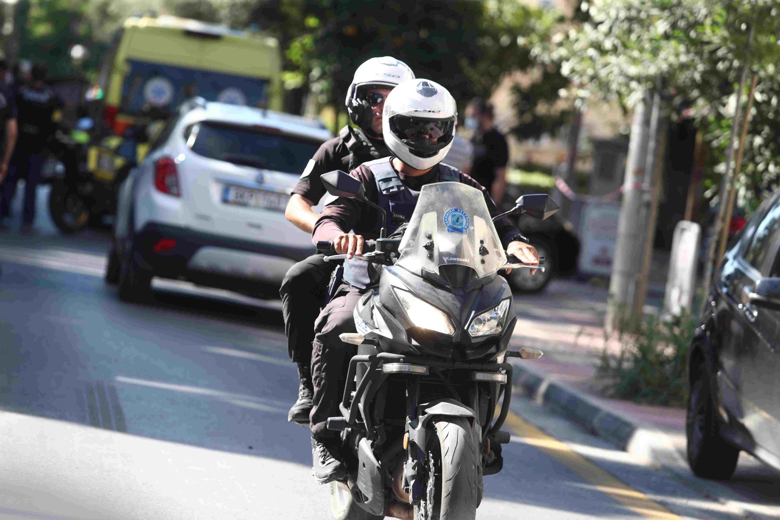 EL - Θεσσαλονίκη: Ανήλικοι έπεσαν πάνω σε αυτοκίνητο και μοτοσικλέτα ...