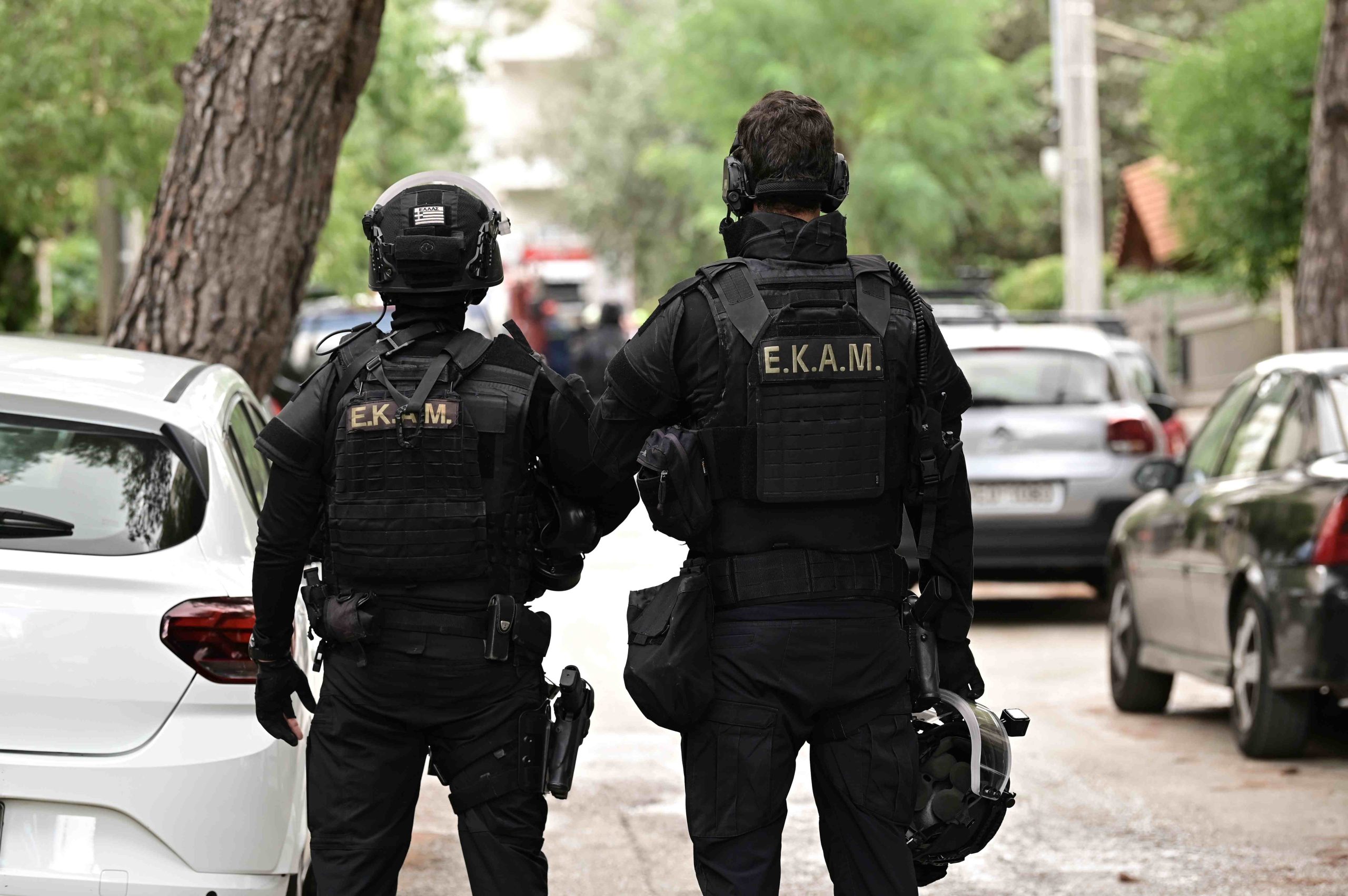 EL - Λήξη συναγερμού στον Χολαργό: Συνελήφθη ο 57χρονος με τη μολότοφ ...