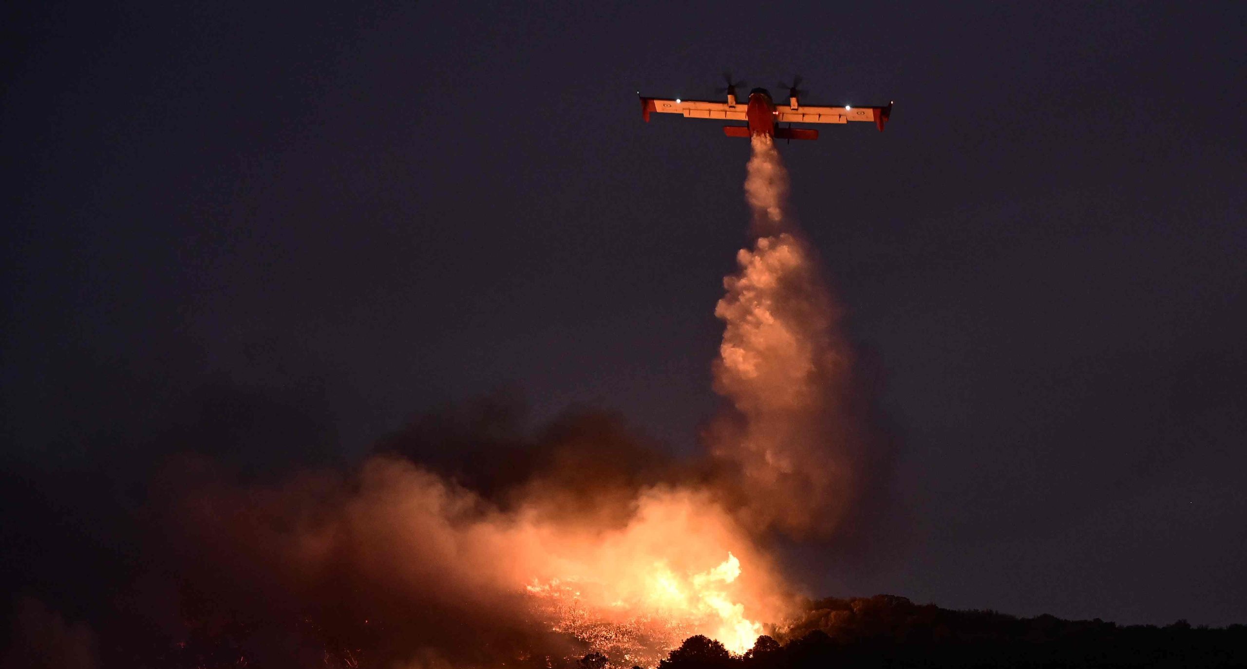 EL - Φωτιά στην Κερατέα: Η ηρωική πτήση πιλότου Canadair που έκανε ...