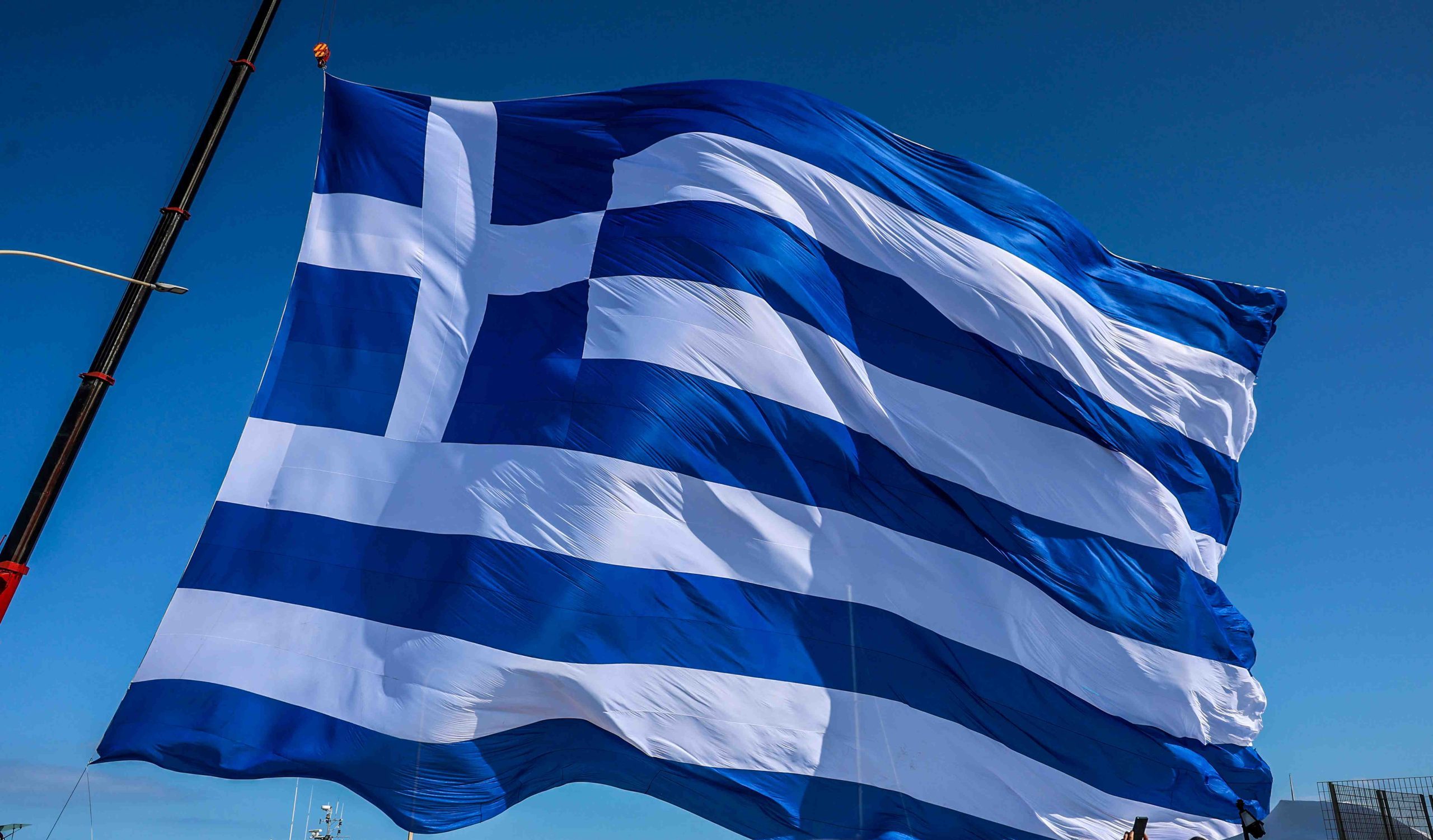 EL - Ηράκλειο: Υψώθηκε η σημαία των 1440 τ.μ. που κυματίζει στο λιμάνι ...