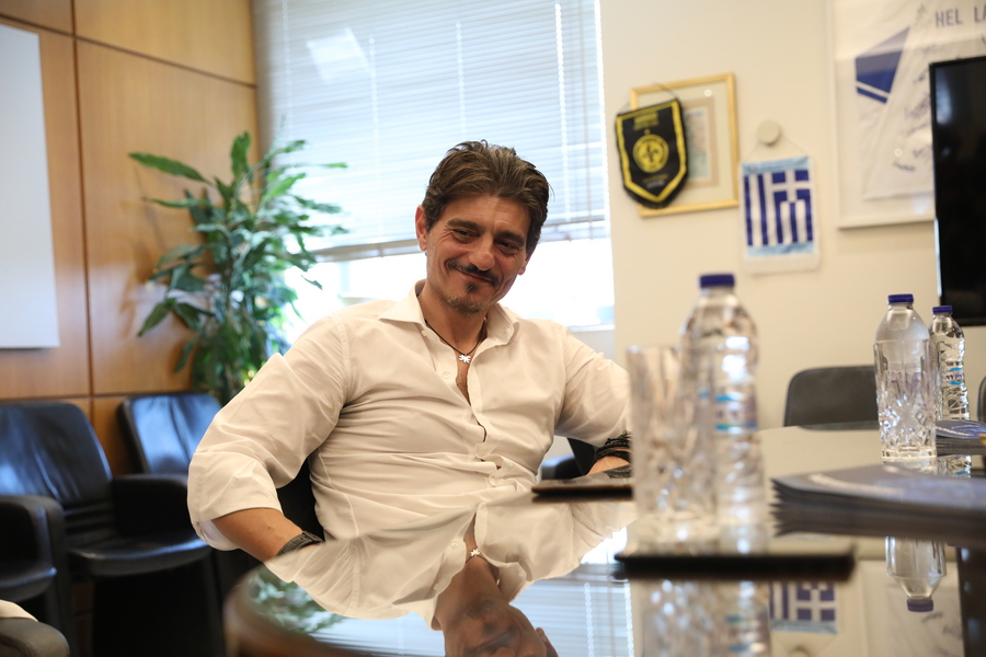 EL - Ο Δημήτρης Γιαννακόπουλος τραγουδά Γονίδη μαζί με τον Νίνο στο ...
