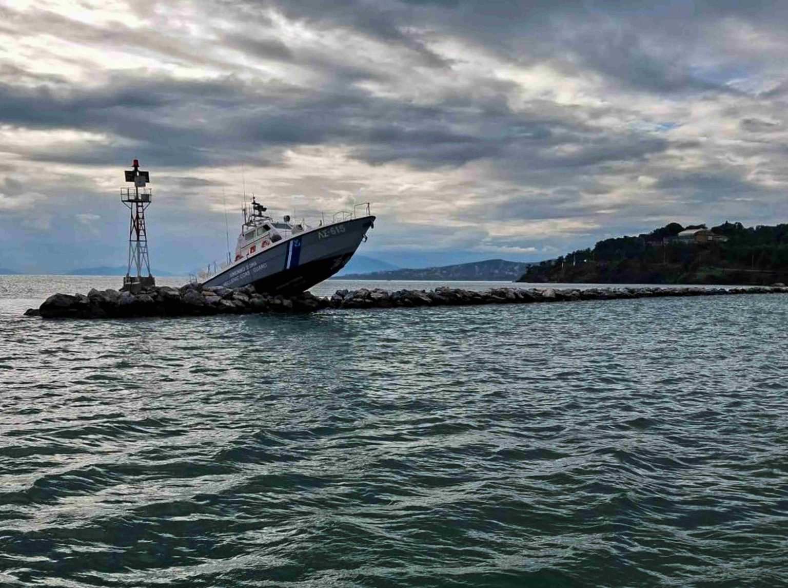 EL - Βόλος: Σκάφος του Λιμενικού "καρφώθηκε" σε βράχια στην είσοδο του ...