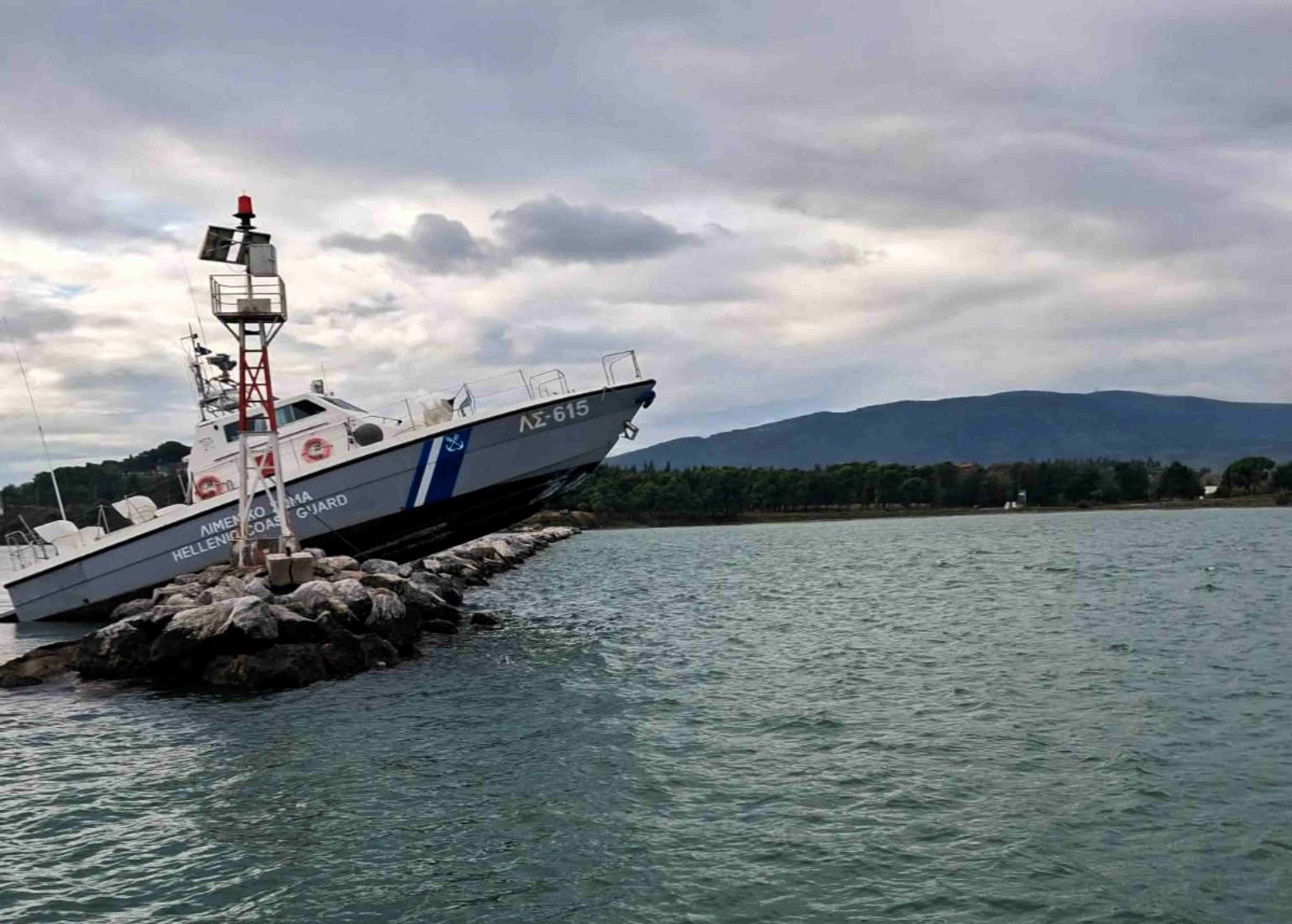 EL - Βόλος: Σκάφος του Λιμενικού "καρφώθηκε" σε βράχια στην είσοδο του ...