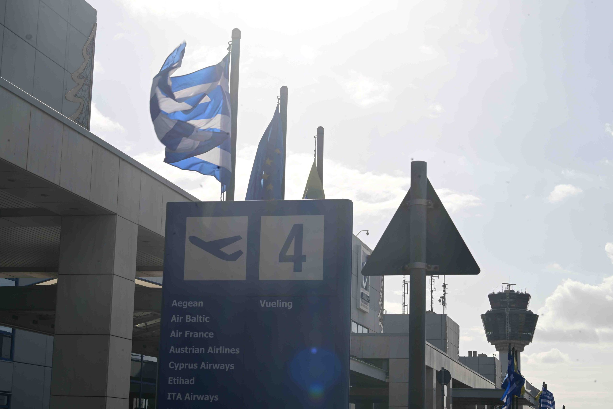 EL - Συνελήφθη 40χρονη Ουκρανή στο "Ελ. Βενιζέλος" με 900 πακέτα ...
