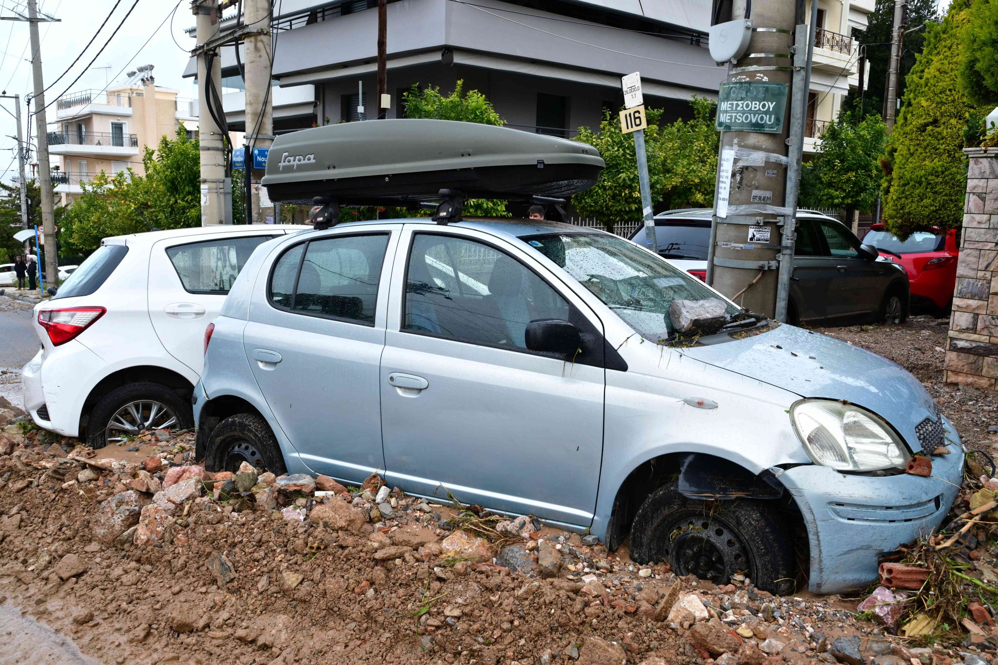 EL - Εικόνες αποκάλυψης στην Αττική: Η κακοκαιρία "ισοπέδωσε" γειτονιές ...