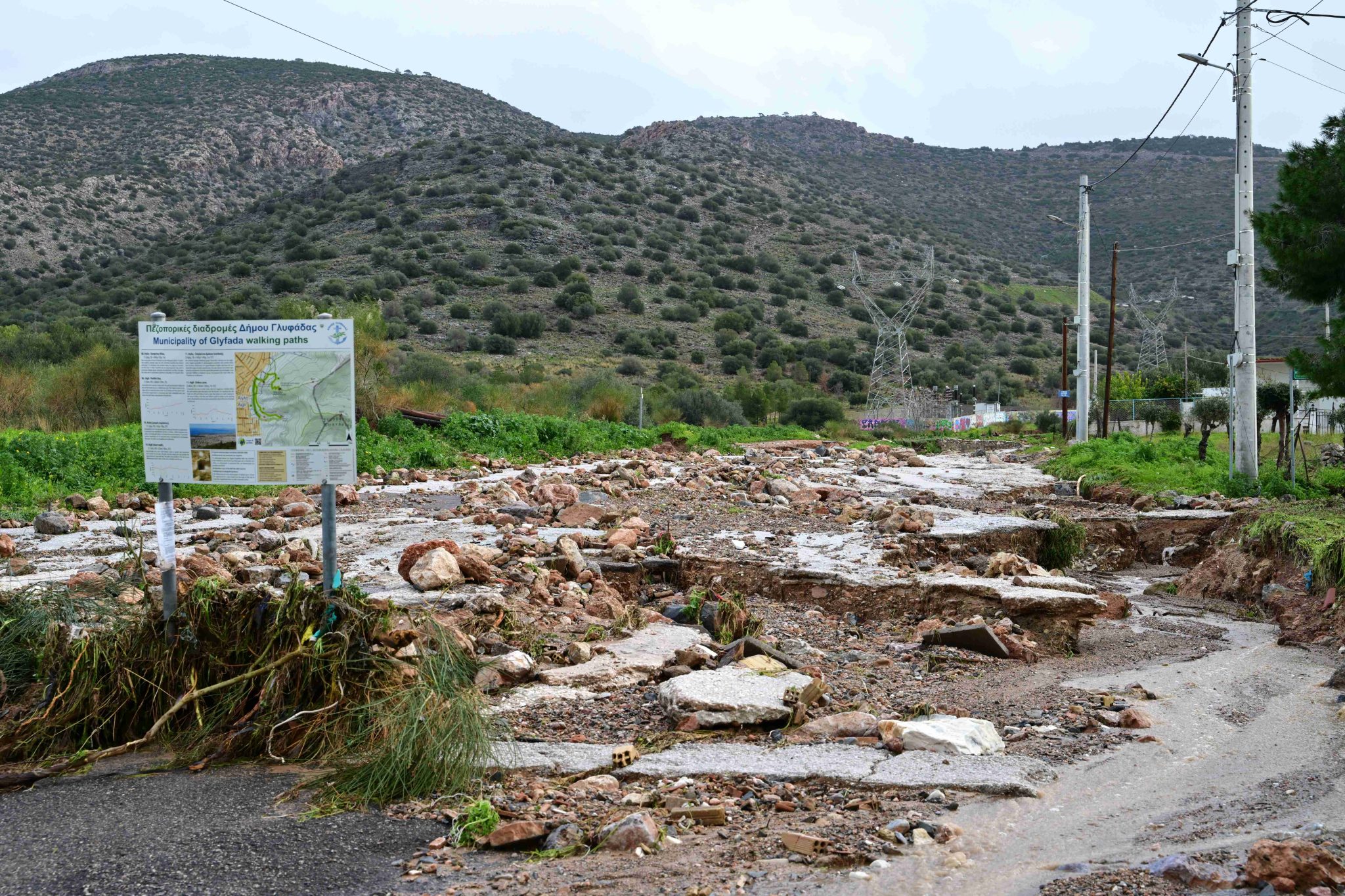 EL - Εικόνες αποκάλυψης στην Αττική: Η κακοκαιρία "ισοπέδωσε" γειτονιές ...