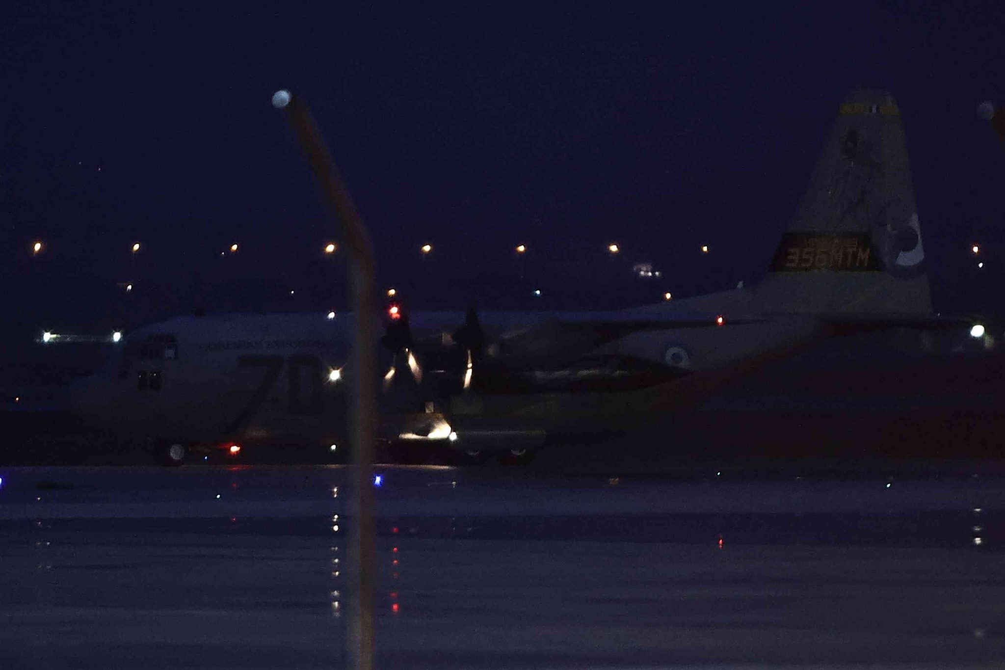 EL - Στο «Μακεδονία» το C-130 με τις 7 σορούς των φιλάθλων του ΠΑΟΚ ...