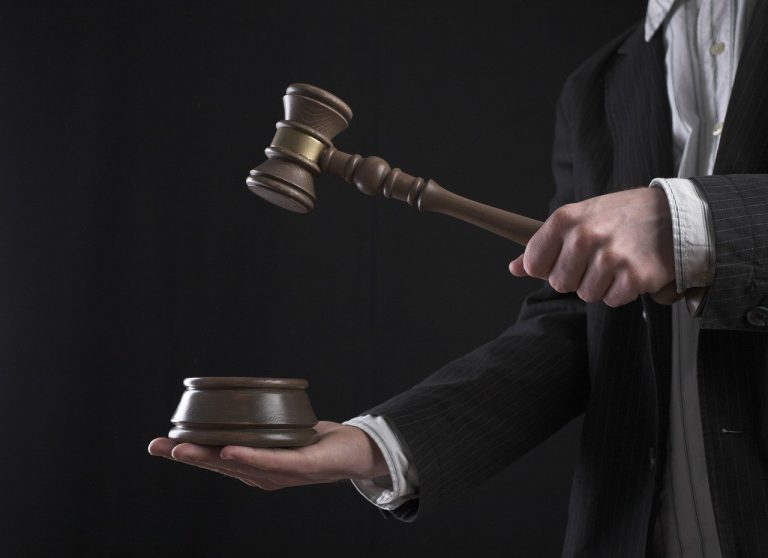 EL - Πώς να καθαρίσετε τις ξύλινες πόρτες του σπιτιού - Πέντε απλά βήματα