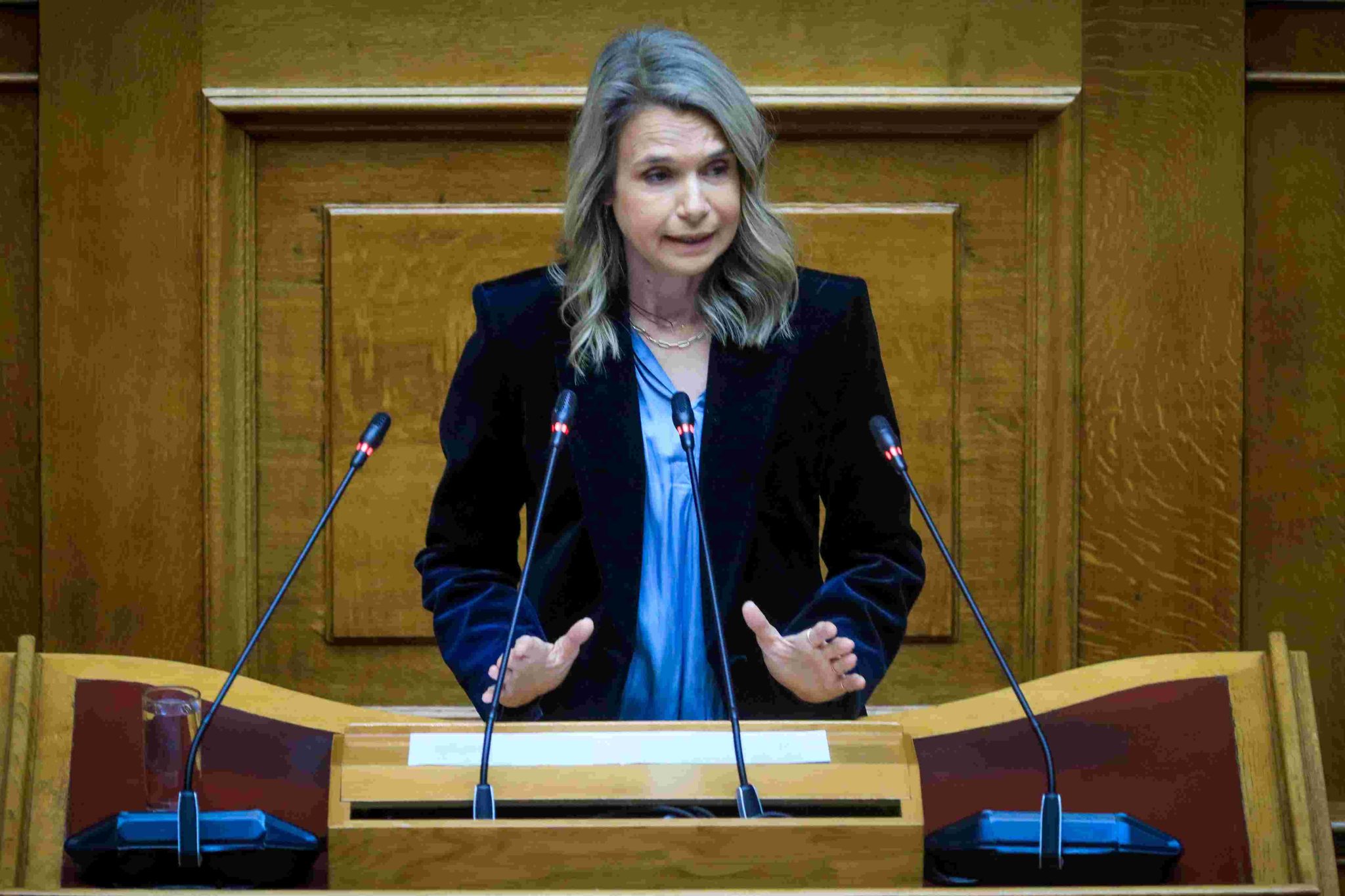 EL - «Σε παρακαλώ κόψε το ρεύμα σε μια ώρα, τώρα κάνει μάθημα το παιδί μου»